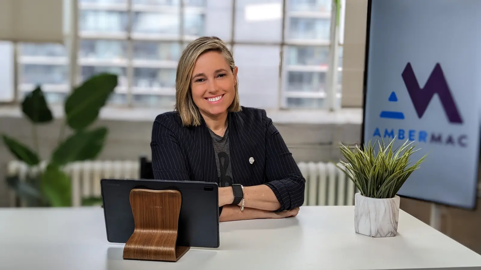 Amber Mac — entrepreneur, bestselling author, and award-winning podcast ...